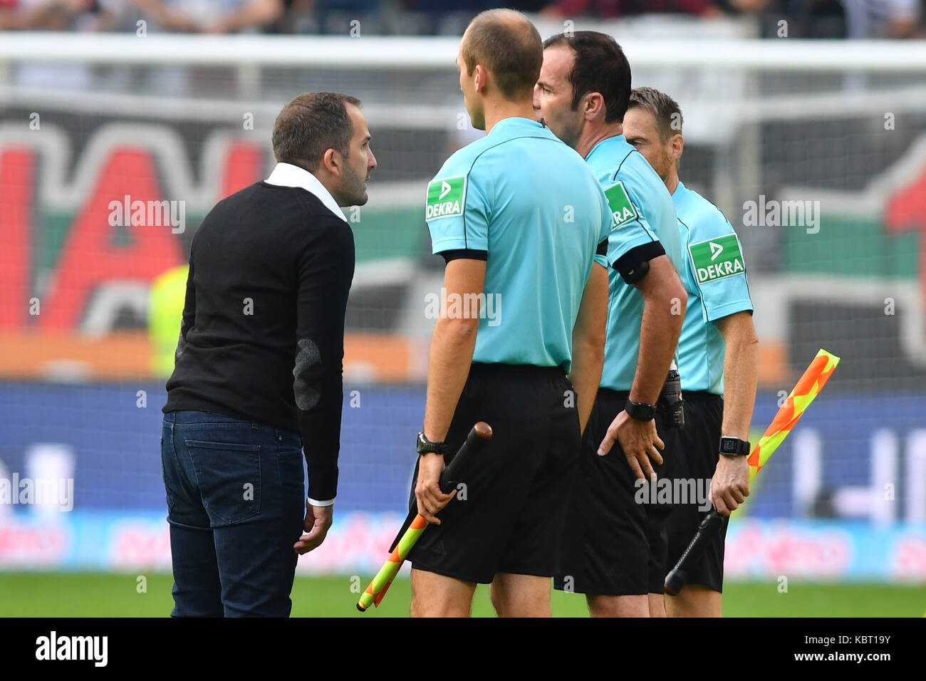 Manuel BAUM (Trainer FC Augsburg) diskutiert after Spielende with ...