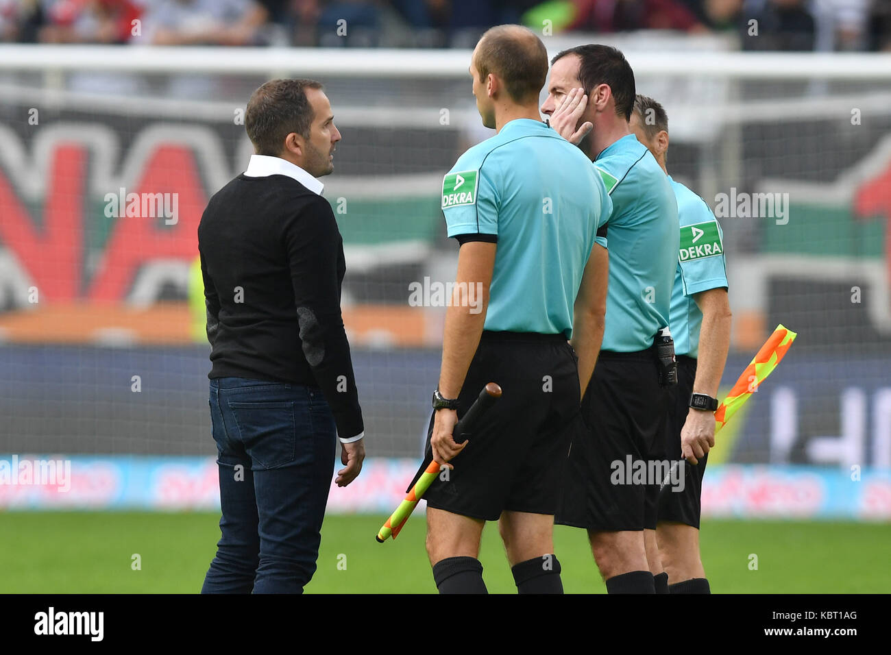 Manuel BAUM (Trainer FC Augsburg) diskutiert after Spielende with ...