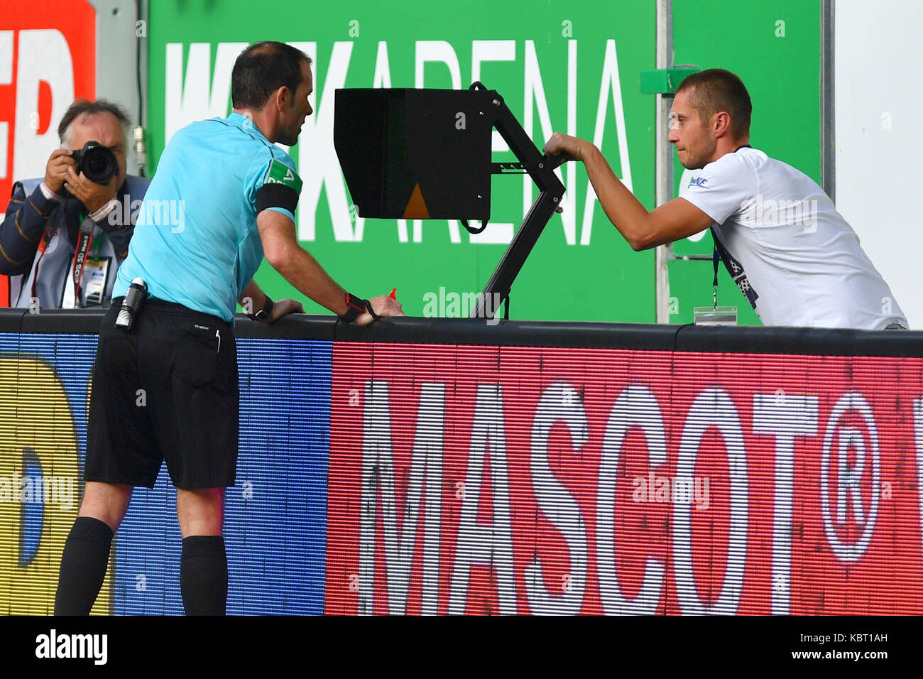 referee Marco FRITZ in der Review Area-entscheidet unter Zuhilfenahme ...