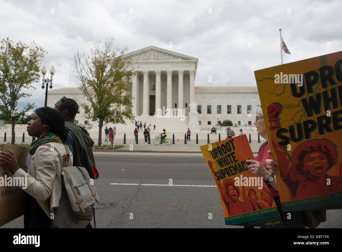 Racial justice signs hi-res stock photography and images - Alamy