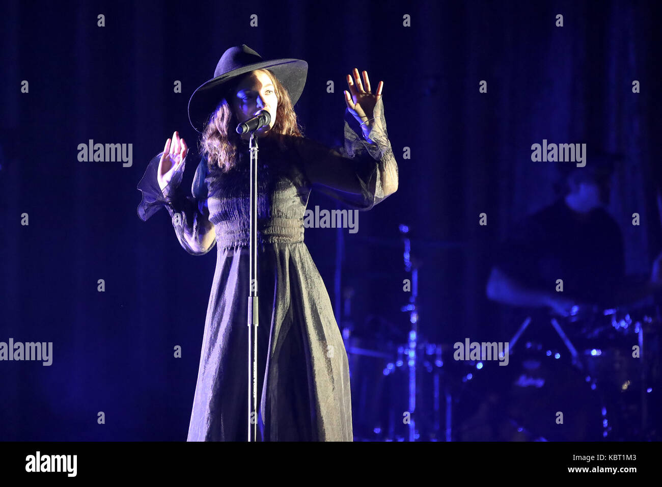 Lorde performance hi-res stock photography and images - Alamy