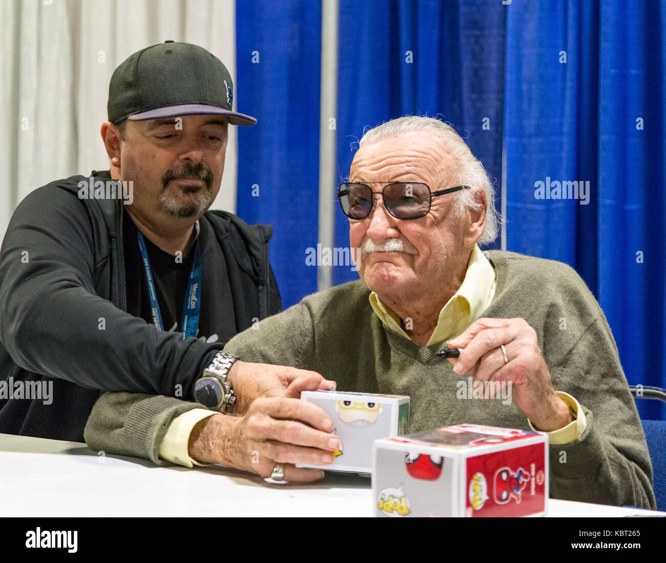 Tampa, Florida, USA. 30th Sep, 2017. Stan Lee signs autographs for fans ...