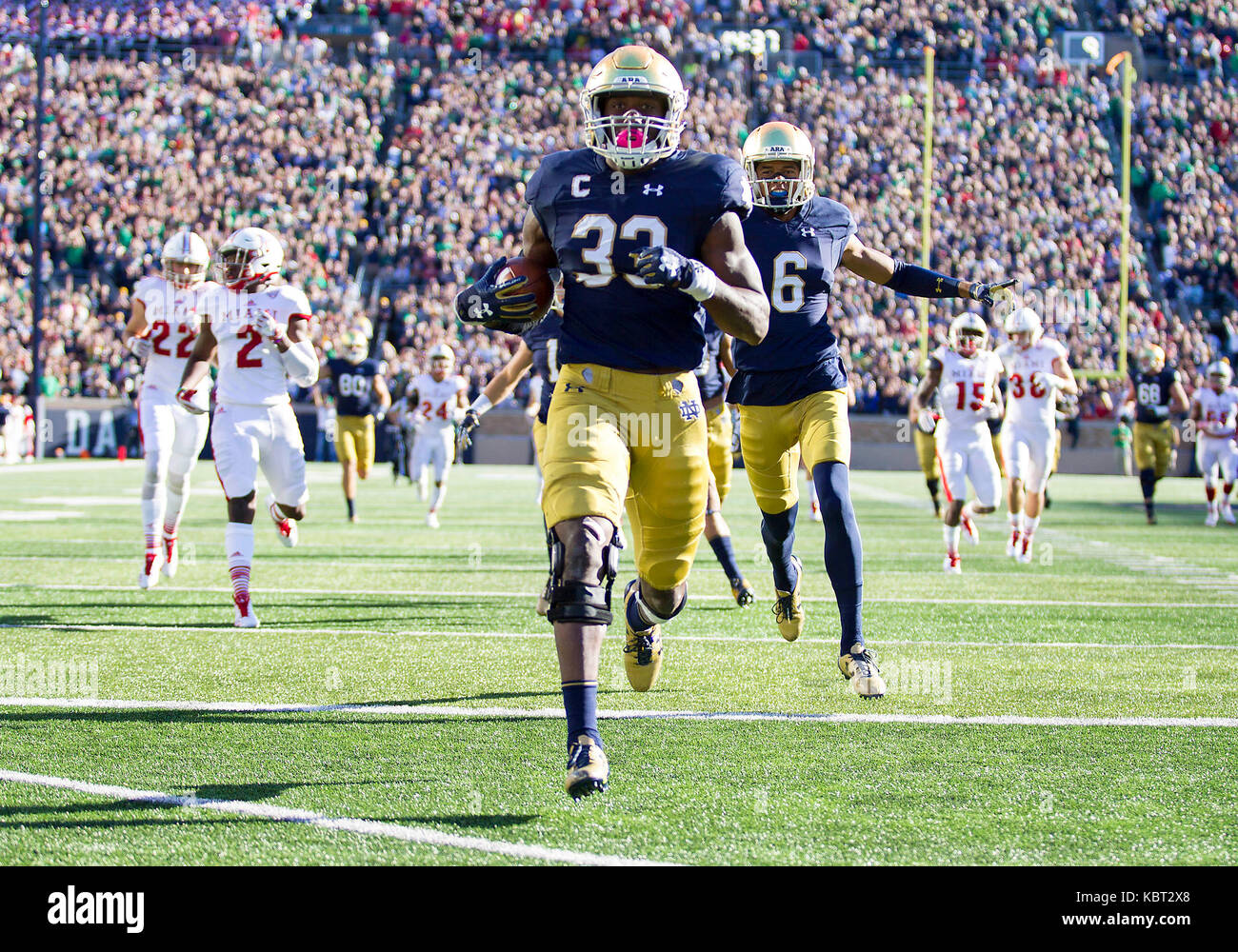 South Bend, Indiana, USA. 30th Sep, 2017. Notre Dame running back Josh ...