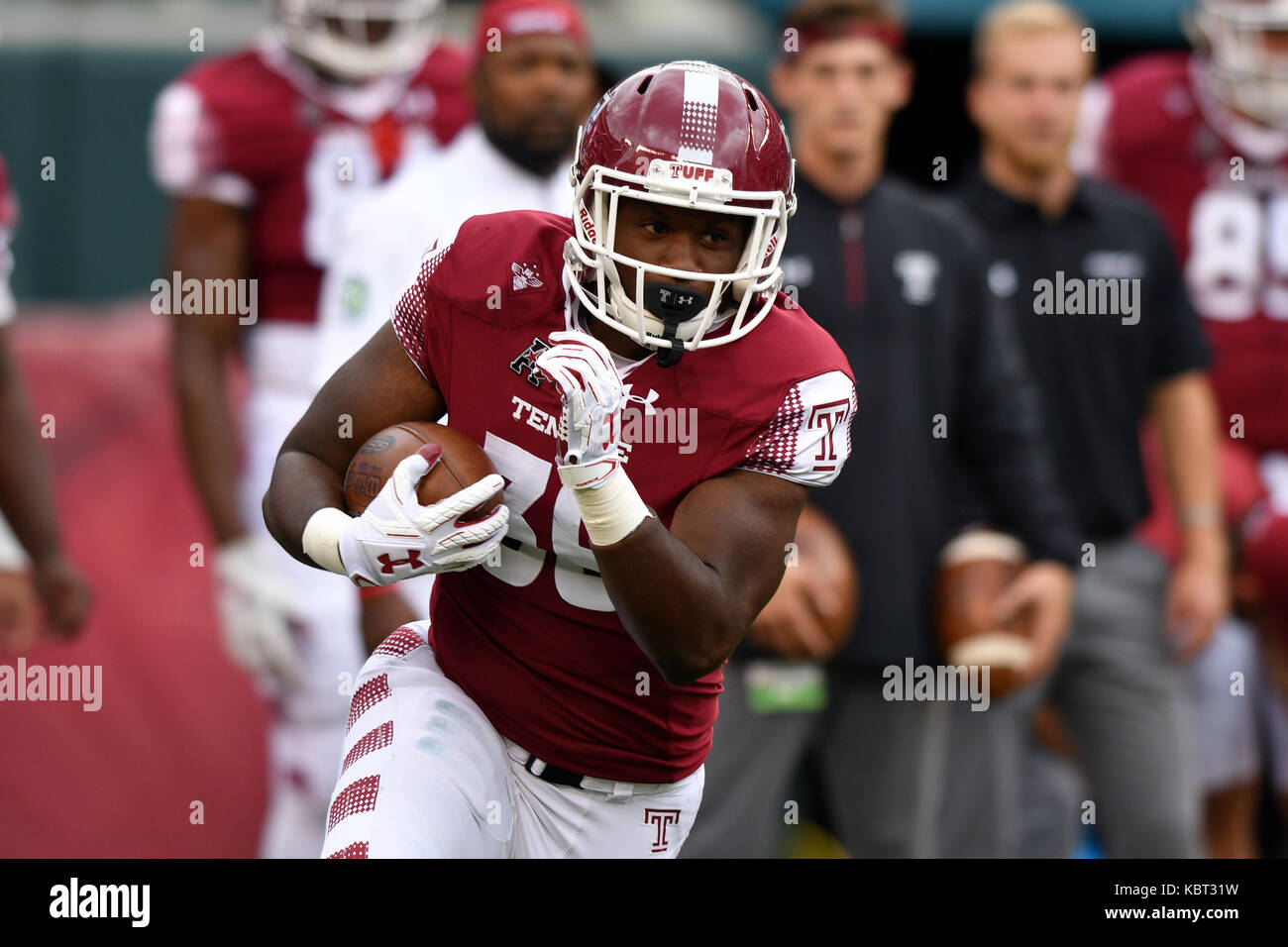 Philadelphia, Pennsylvania, USA. 30th Sep, 2017. Temple Owls running ...