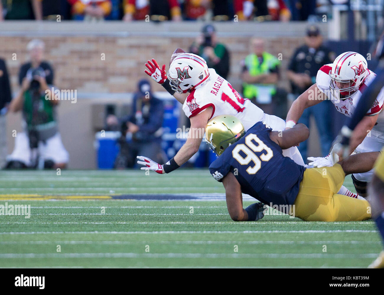 Action gus football hi-res stock photography and images - Alamy