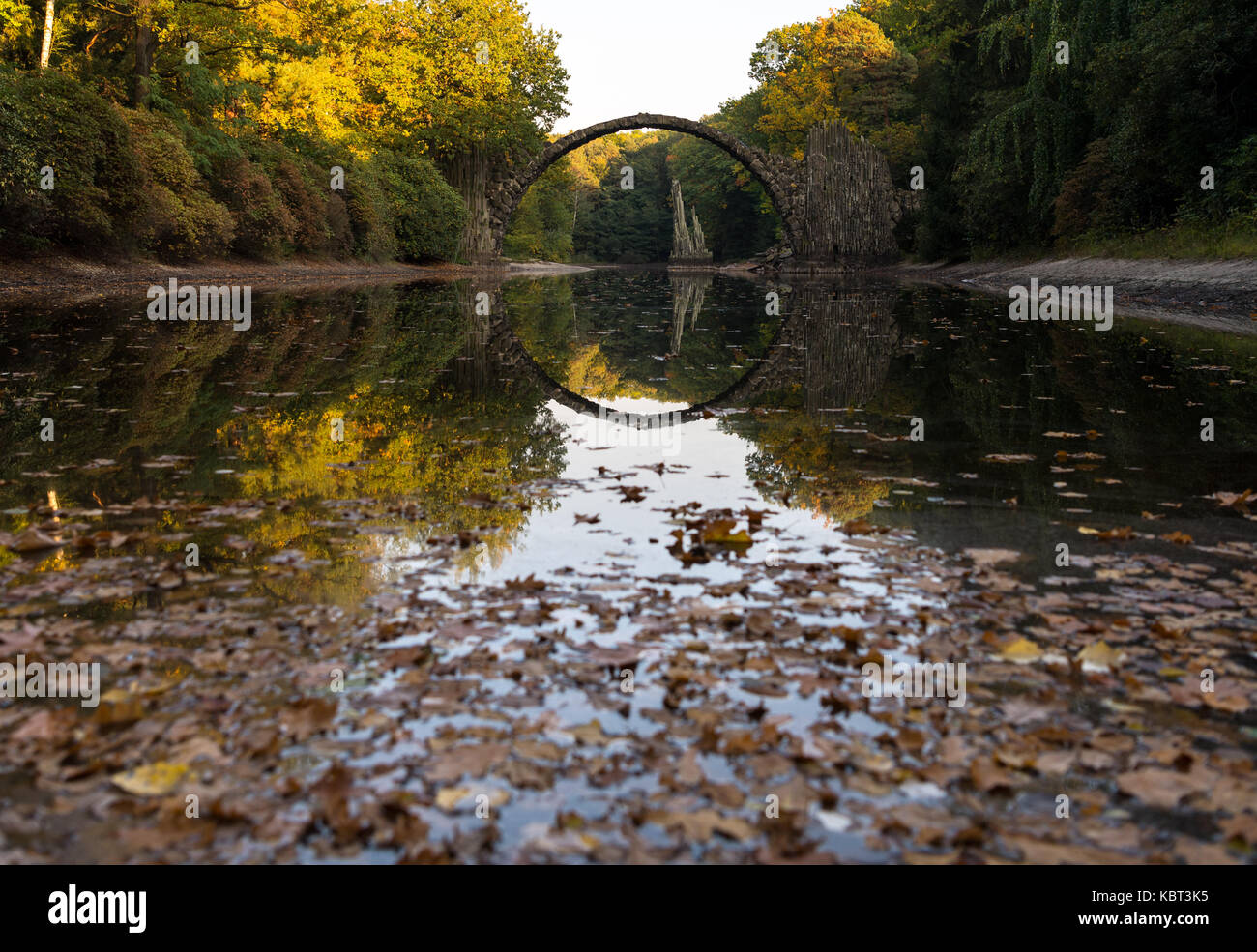 Bad Muskau, Germany. 29th Sep, 2017. The Rakotz bridge and trees in ...