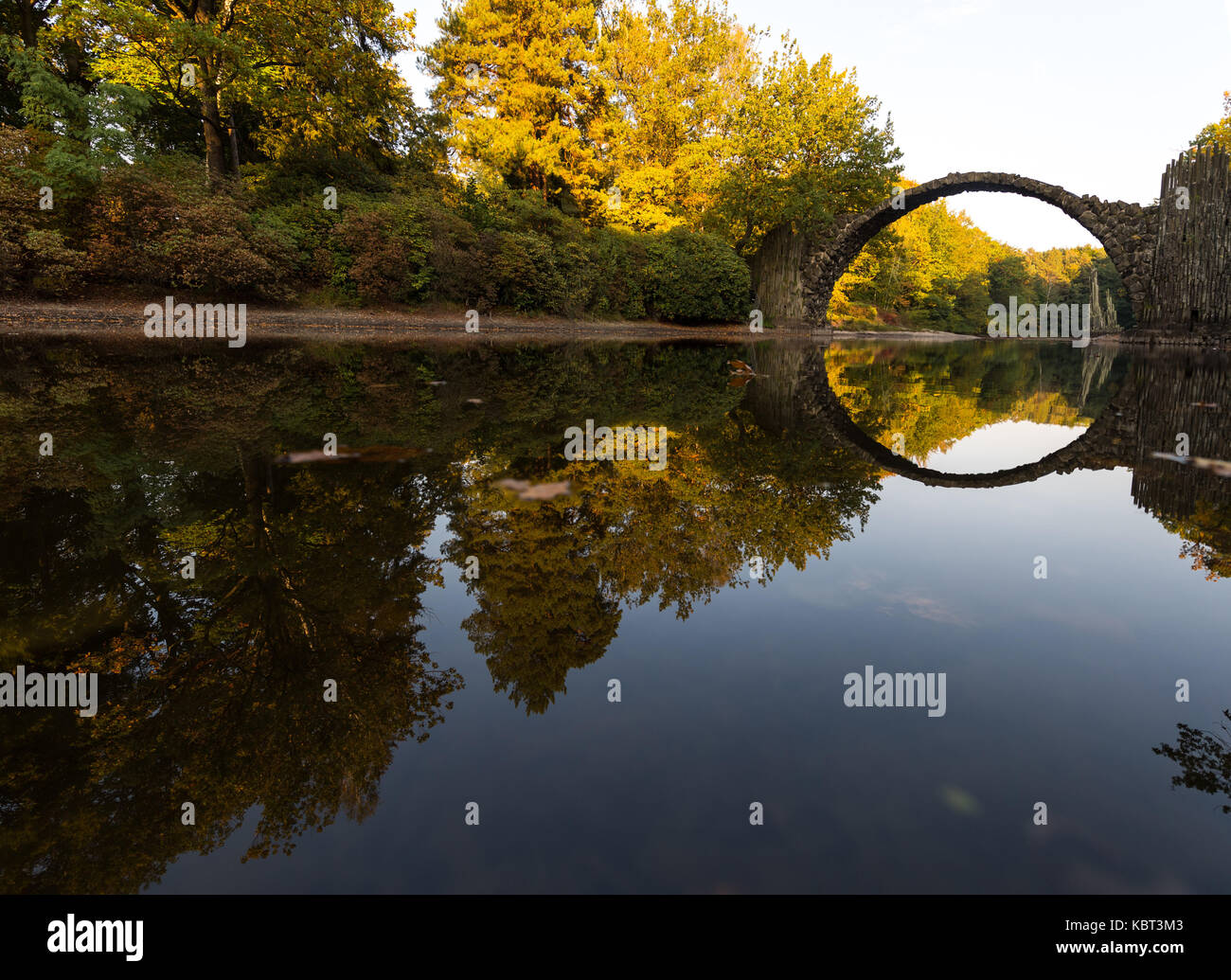 Bad Muskau, Germany. 29th Sep, 2017. The Rakotz bridge and trees in ...