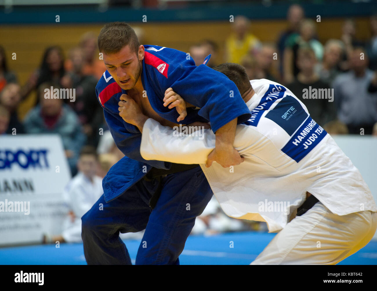 Tamazi Kirakozashvili (blau), (Ettlingen), versus Anthony Zingg (weiss ...