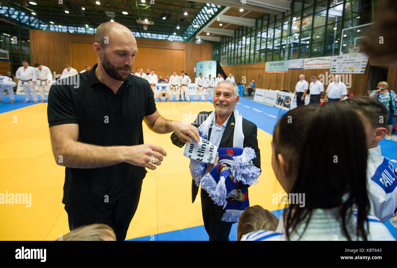 Alfredo Palermo verteilt Schals zum Abschied beim JC Ettlingen, links ...
