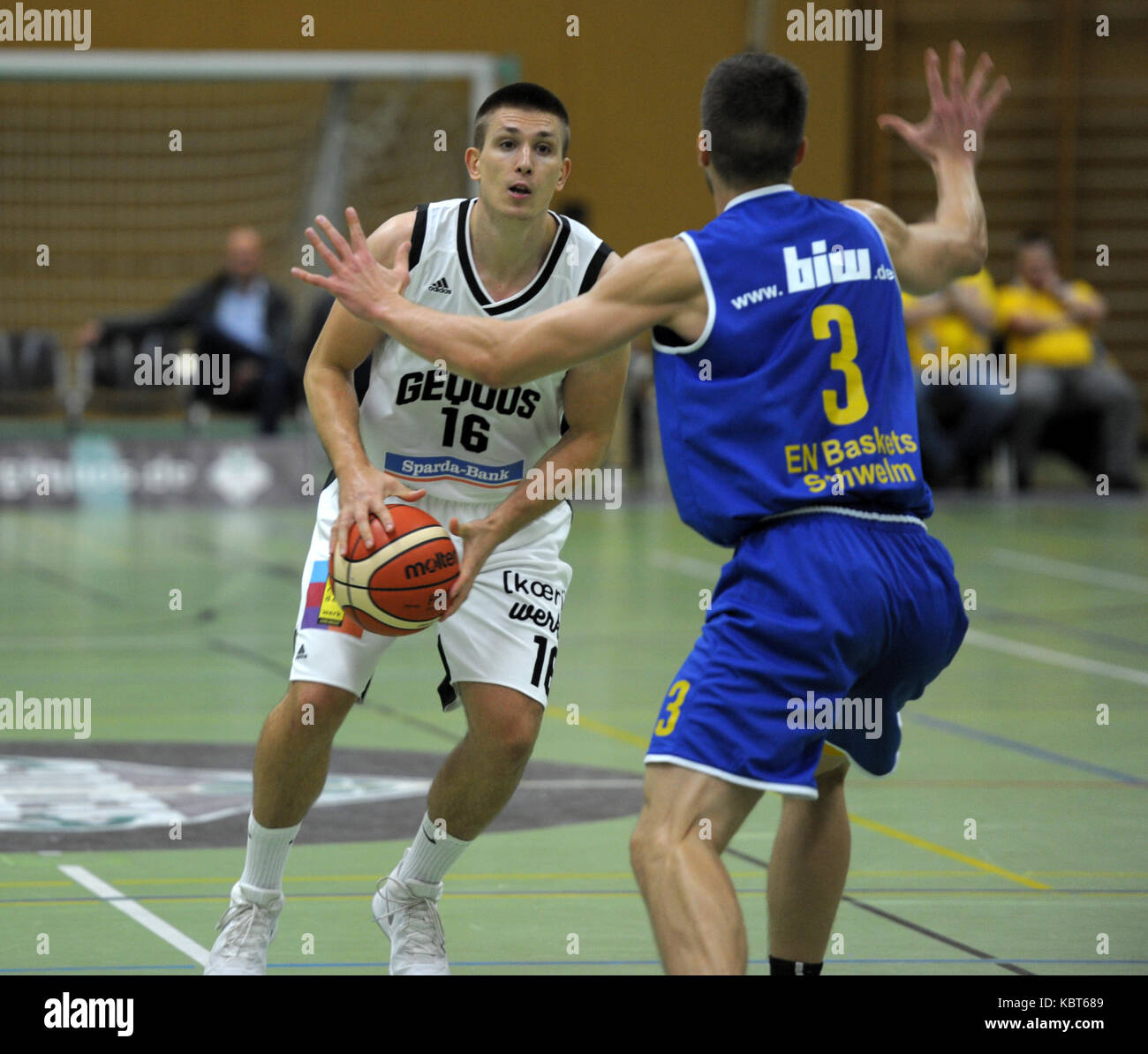 Karlsruhe, Deutschland. 30th Sep, 2017. Luka Drezga (KIT) links versus ...