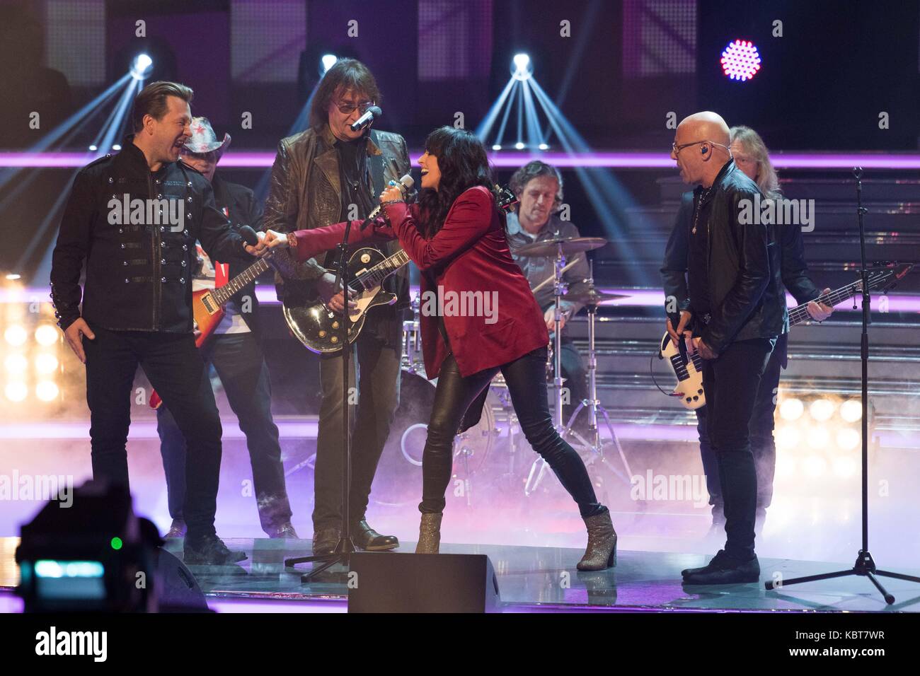 Singer Nena (M) and "rock legends" on stage during the ZDF TV show ...