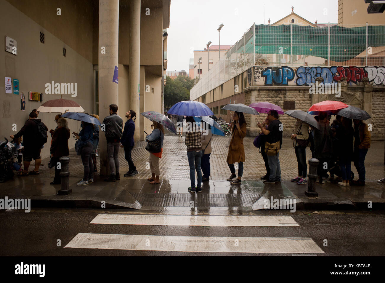 Barcelona, Catalonia, Spain. 1st Oct, 2017. In Barcelona people queue ...
