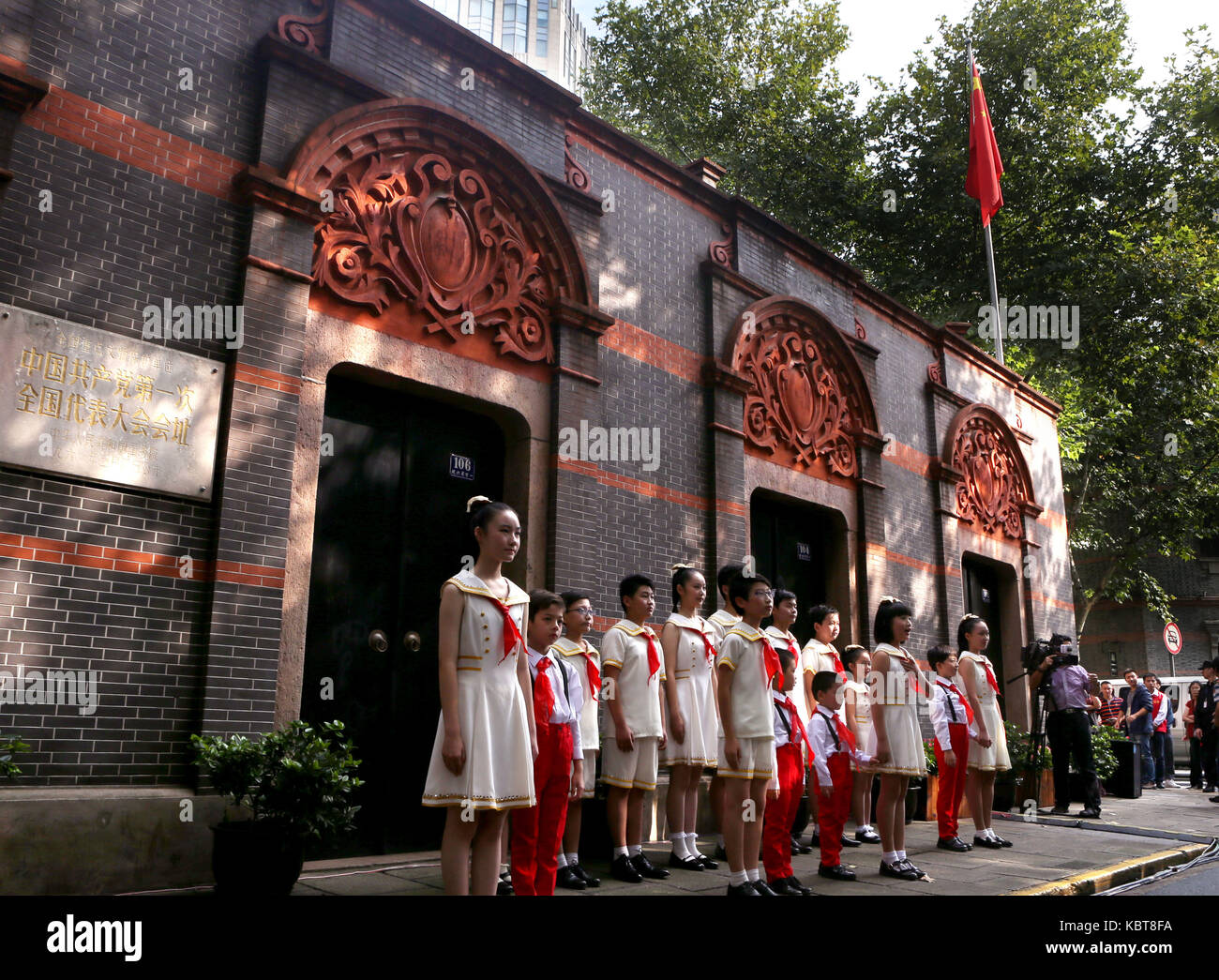 Shanghai, China. 1st Oct, 2017. Children chant poems after a national ...