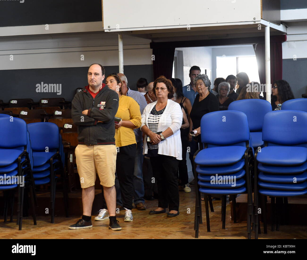 Standing in line to vote hi-res stock photography and images - Alamy