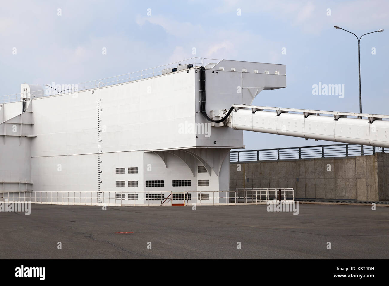 Fragment construction floating gate overlying marine fairway in the ...