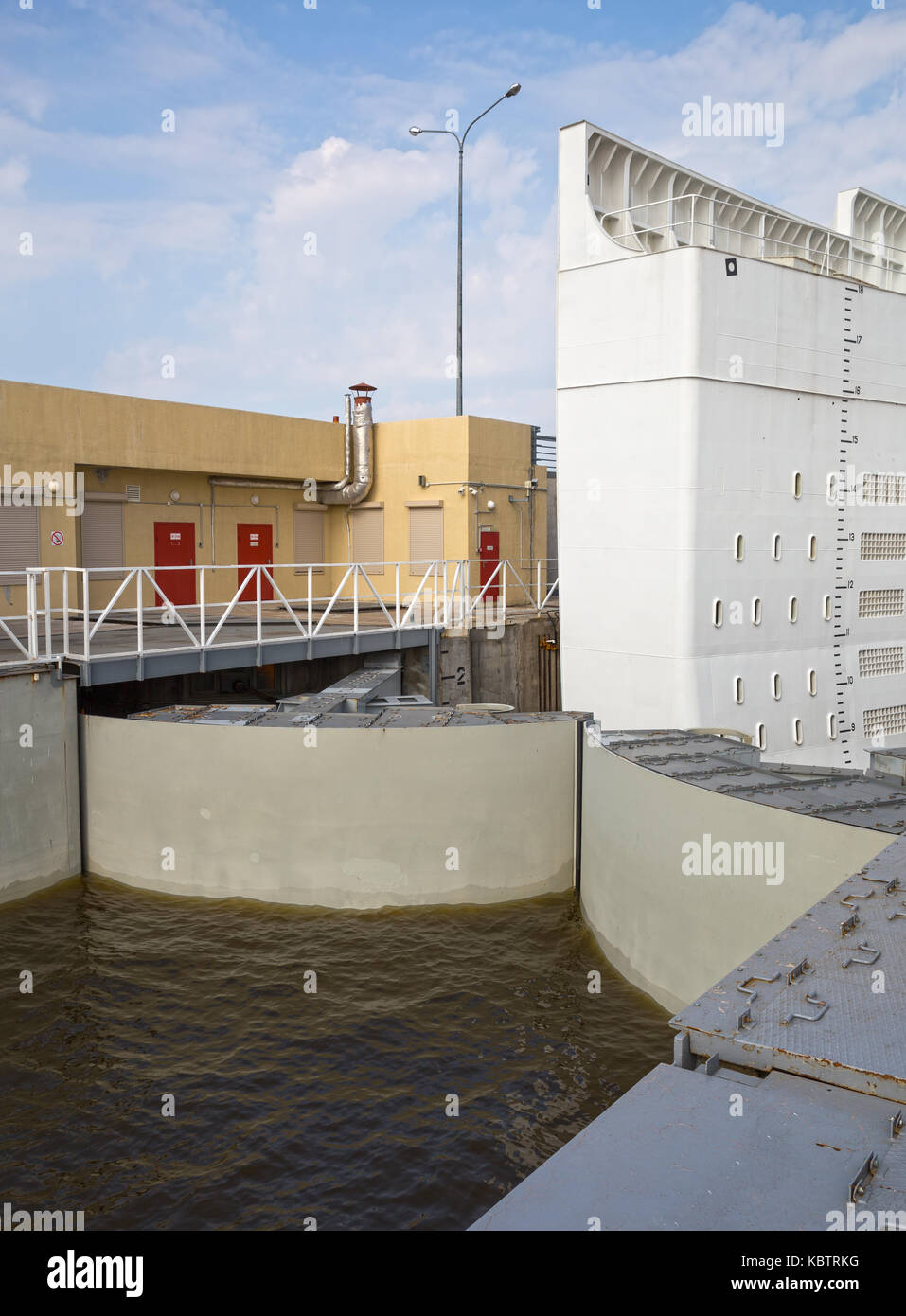 Fragment construction floating gate overlying marine fairway in the ...