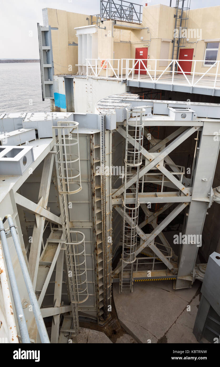 Fragment construction floating gate overlying marine fairway in the ...