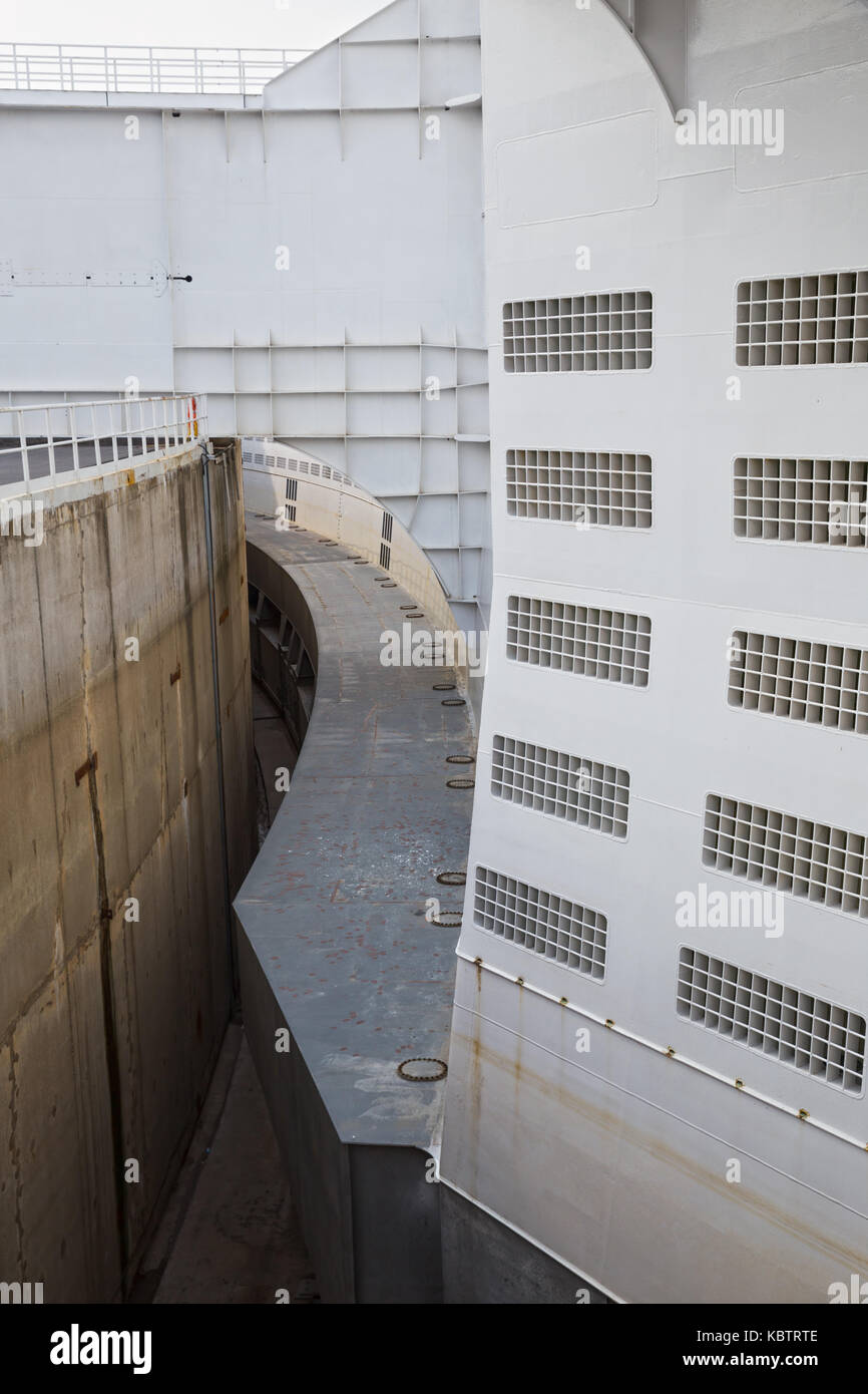 Fragment construction floating gate overlying marine fairway in the ...