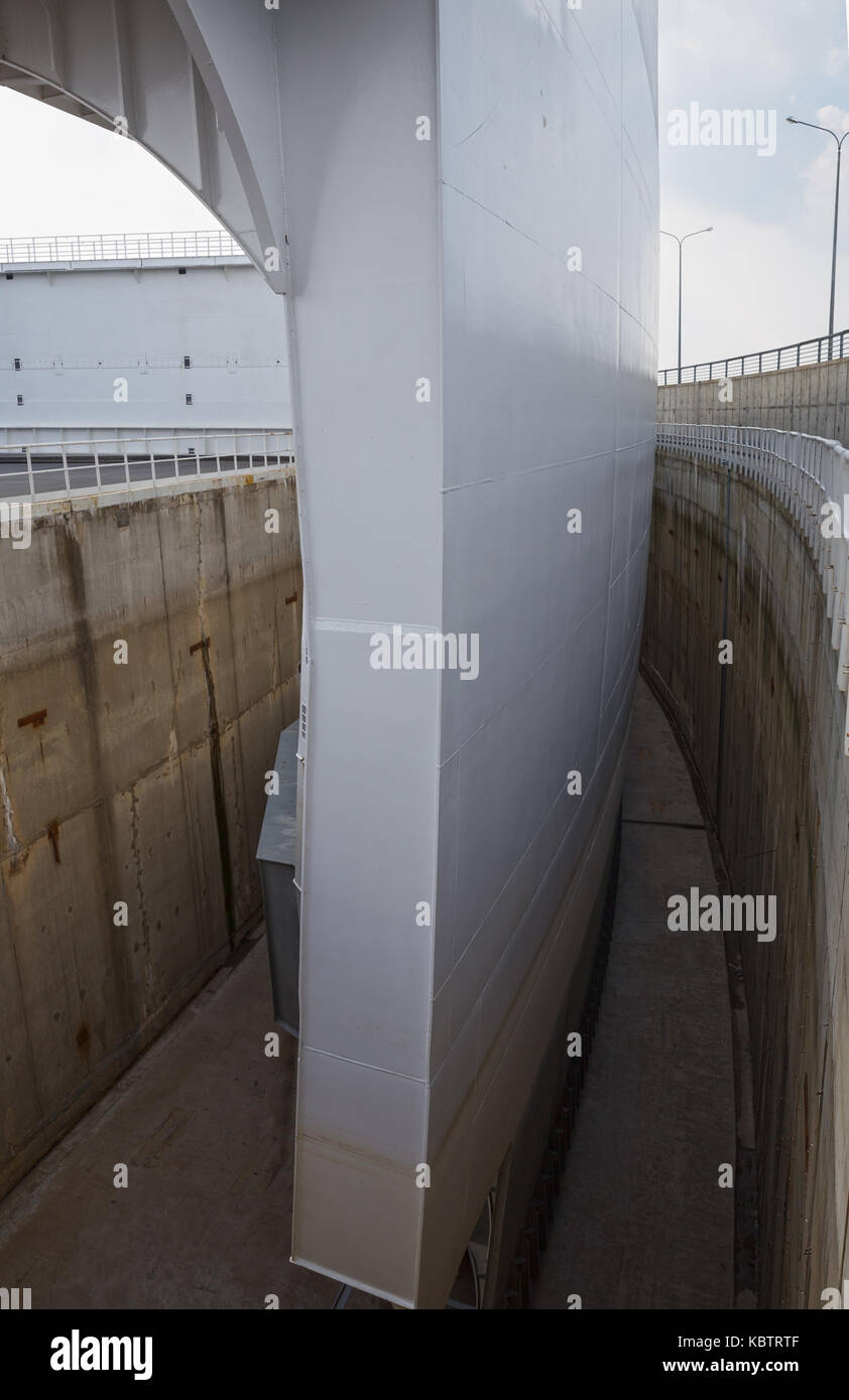 Fragment construction floating gate overlying marine fairway in the ...