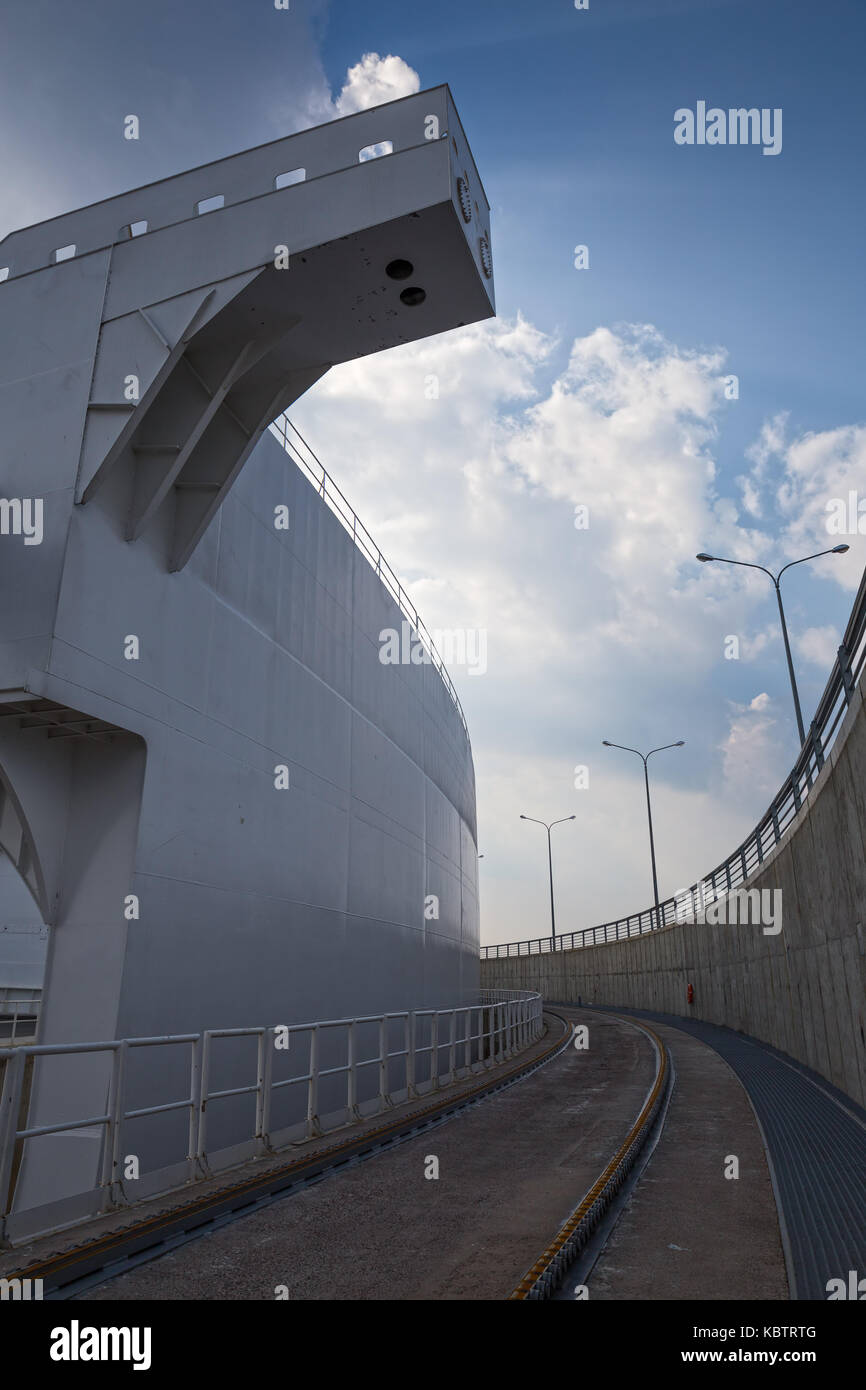 Fragment construction floating gate overlying marine fairway in the ...