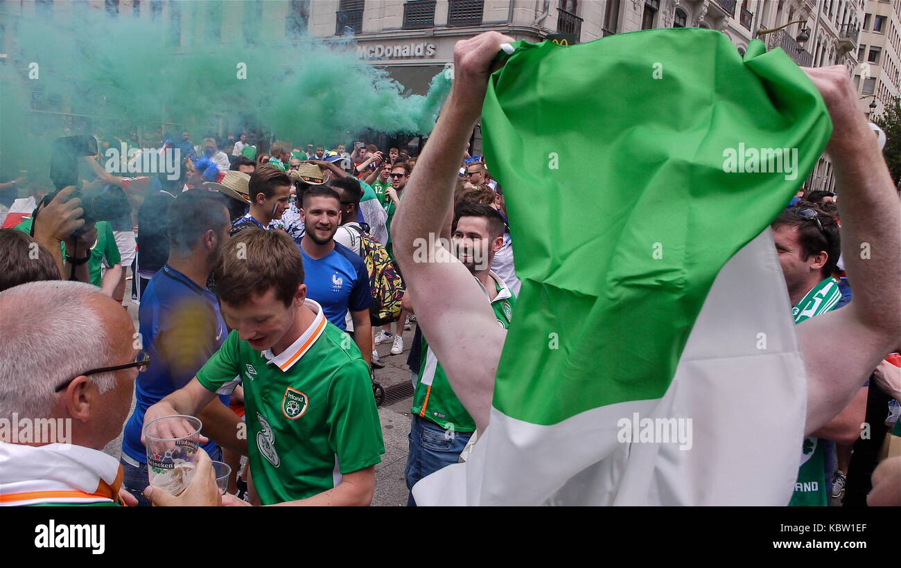 French football team supporters celebrate EURO 2016 football ...