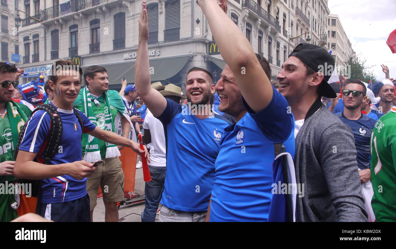 French football team supporters celebrate EURO 2016 football ...