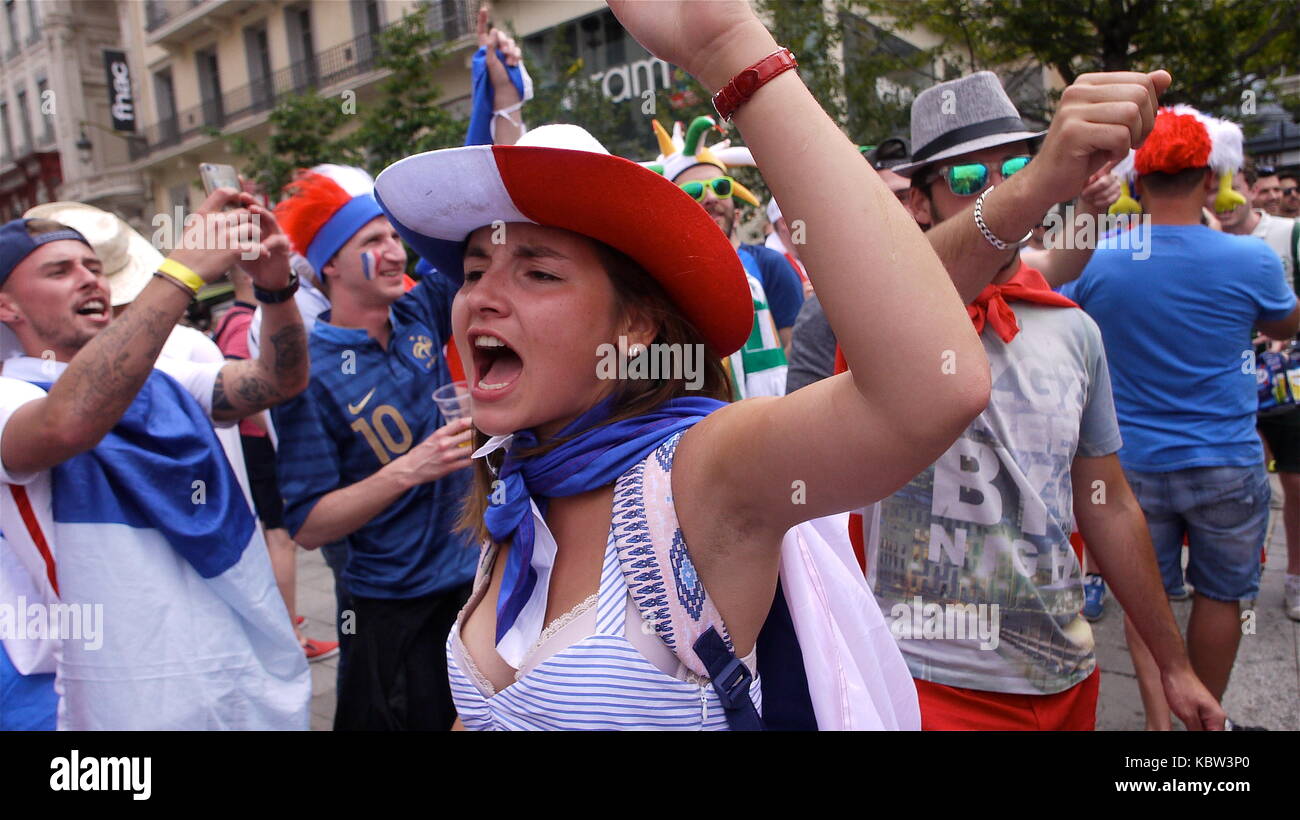 French football team supporters celebrate EURO 2016 football ...