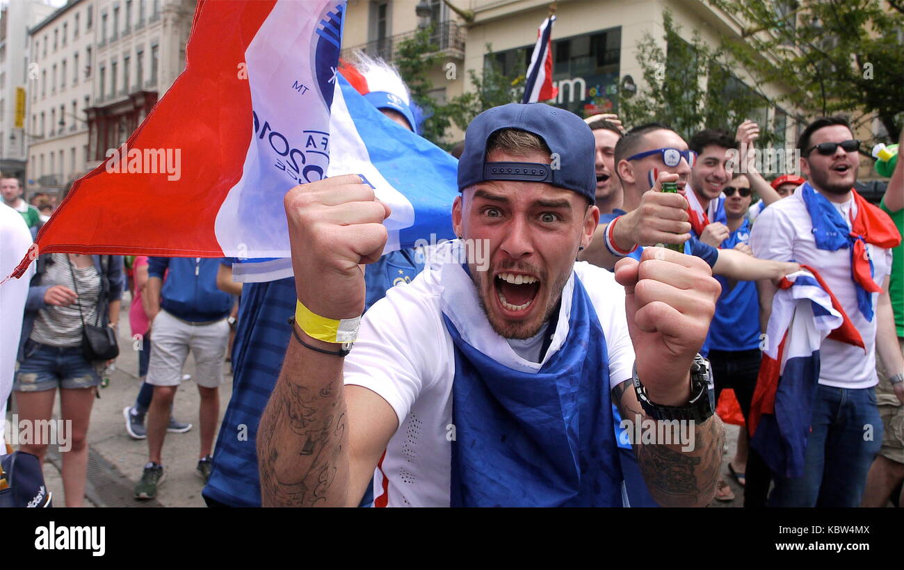 French football team supporters celebrate EURO 2016 football ...