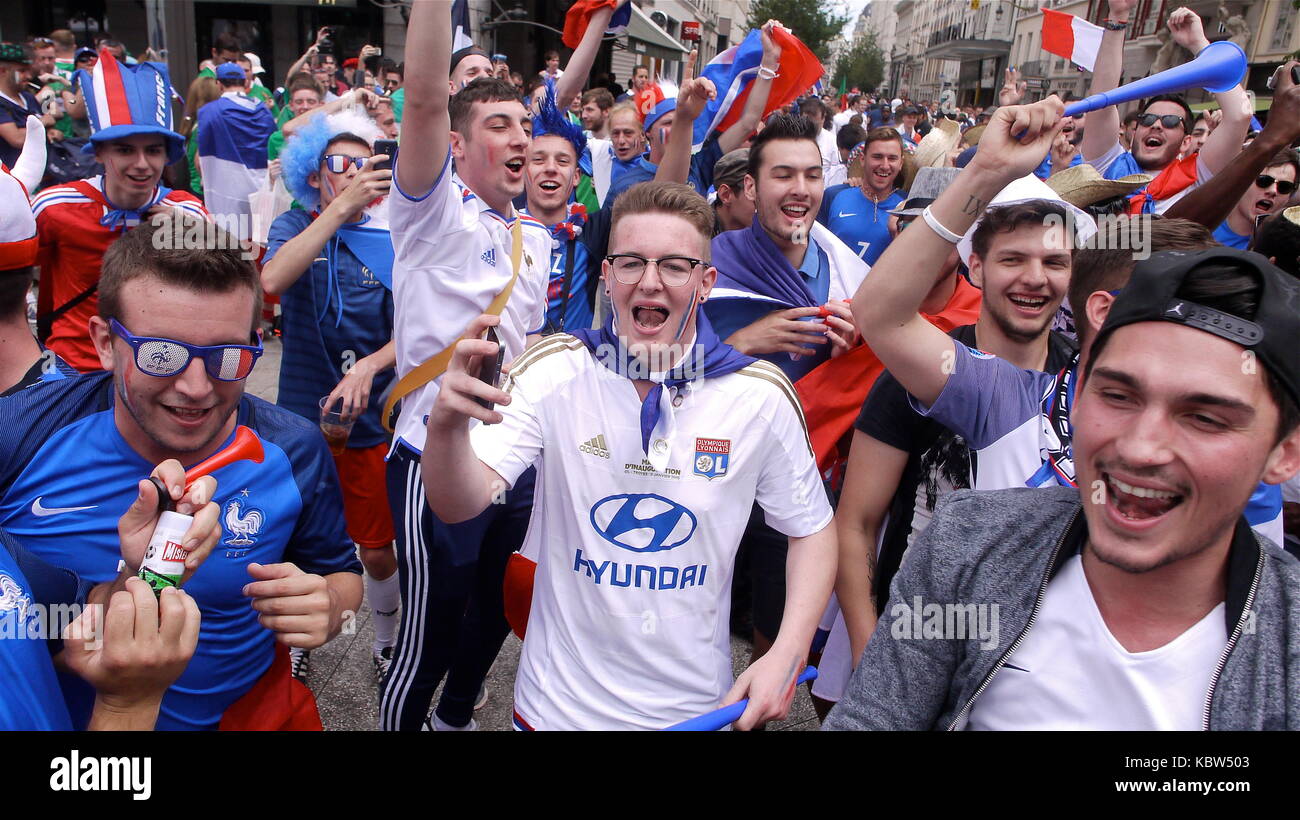 French football team supporters celebrate EURO 2016 football ...
