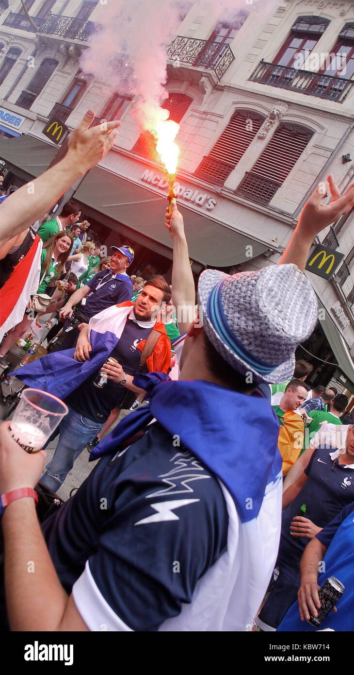 French football team supporters celebrate EURO 2016 football ...