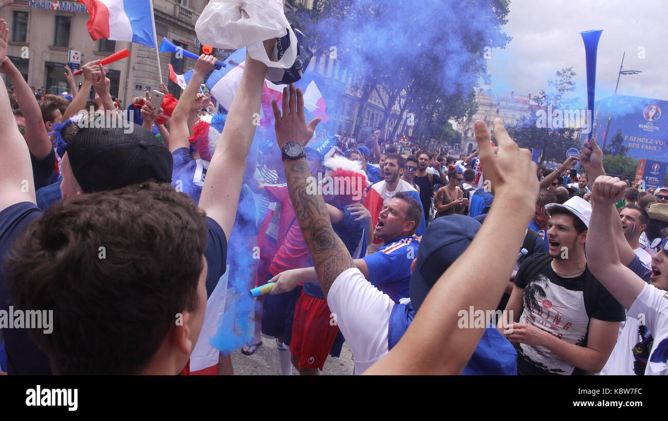 French football team supporters celebrate EURO 2016 football ...