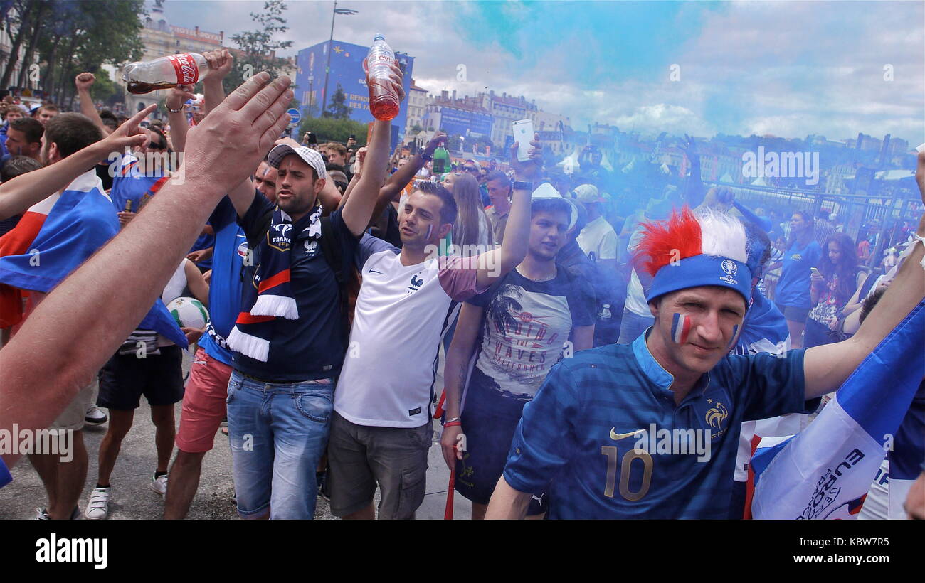 French football team supporters celebrate EURO 2016 football ...