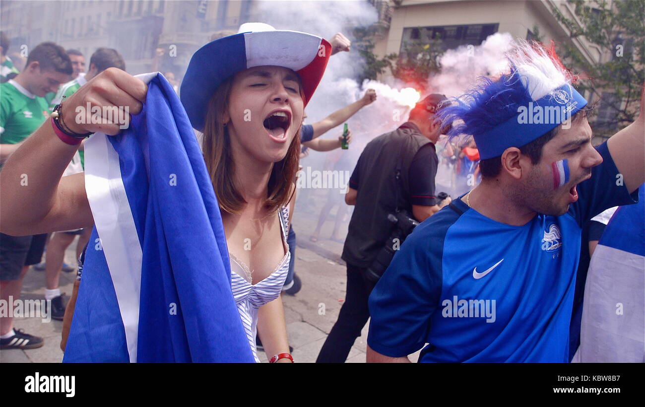 French football team supporters celebrate EURO 2016 football ...