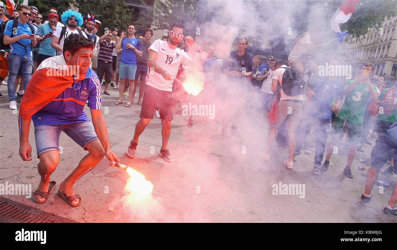 French football team supporters celebrate EURO 2016 football ...