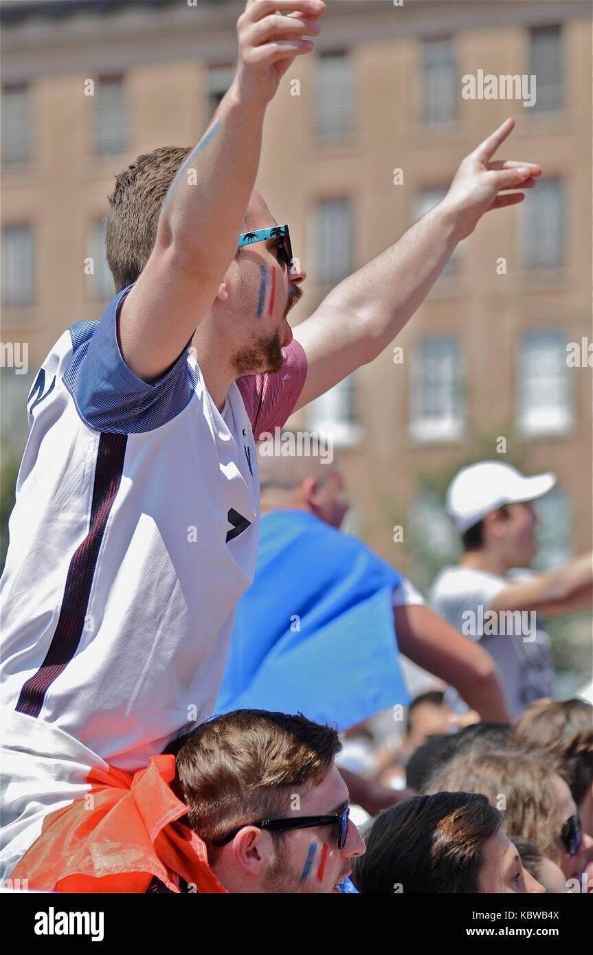 French football team supporters celebrate EURO 2016 football ...
