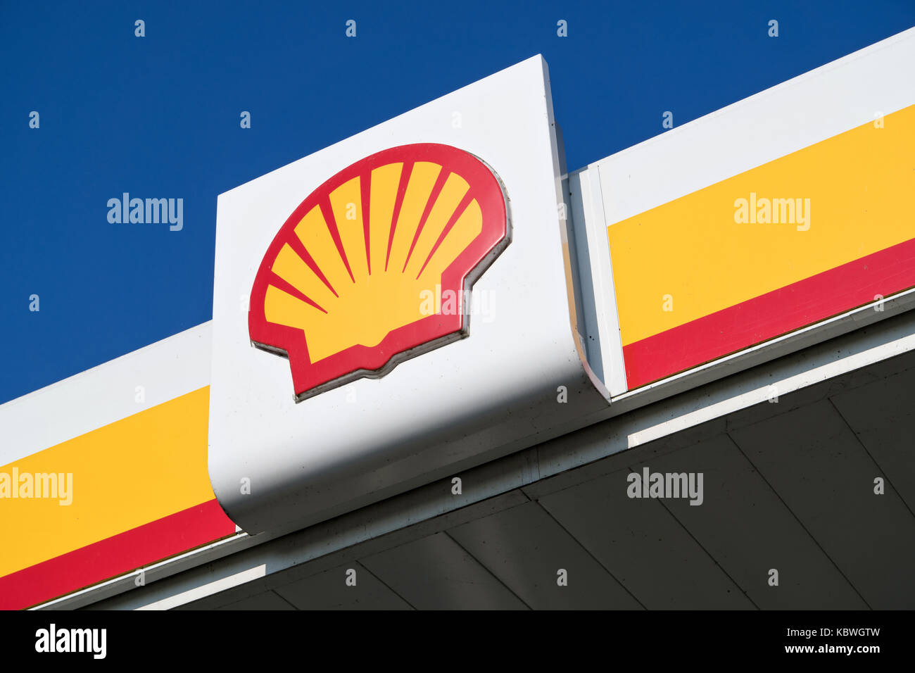 Shell oil logo hi-res stock photography and images - Alamy