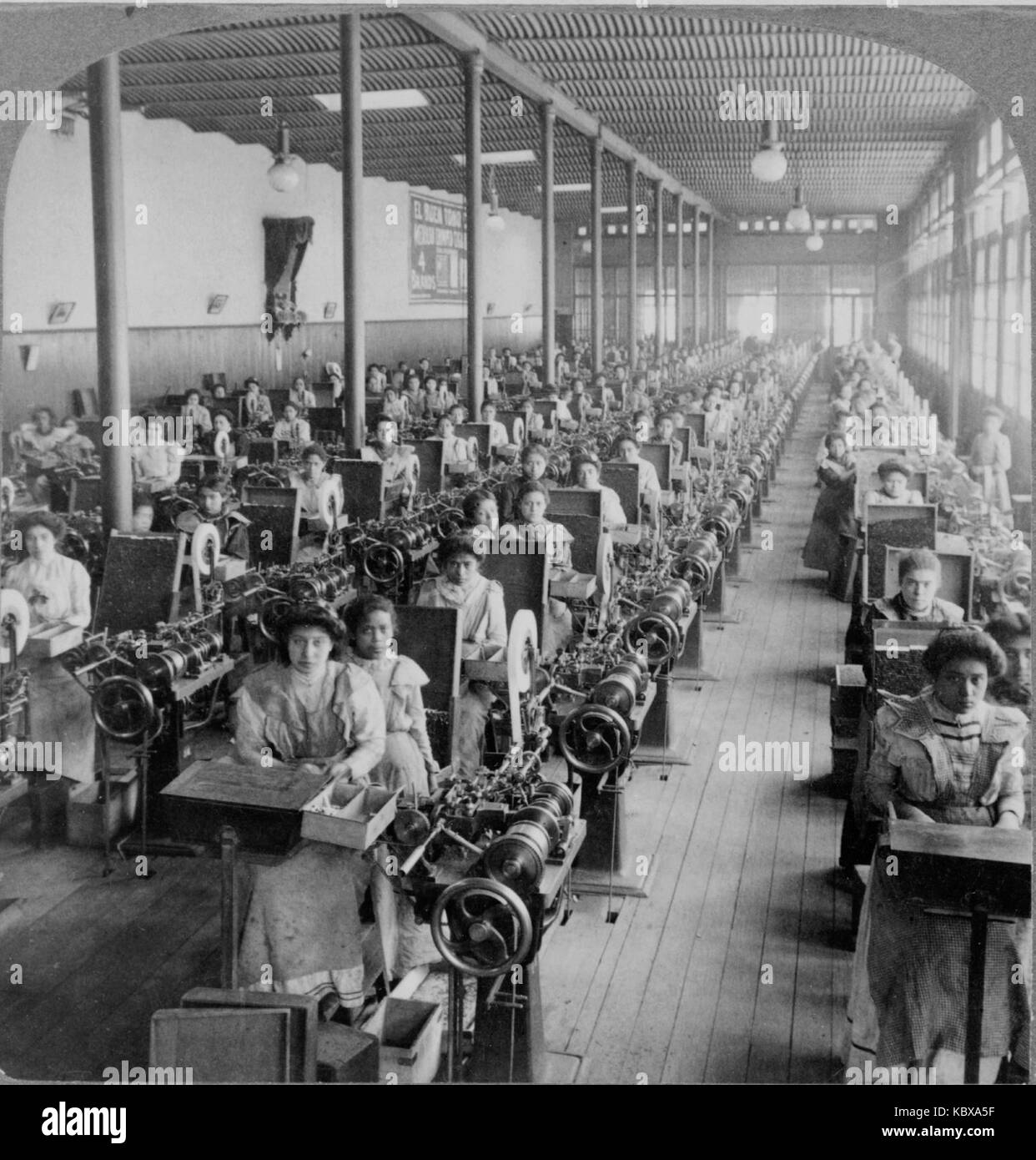 Women factory workers 1900s hi-res stock photography and images - Alamy