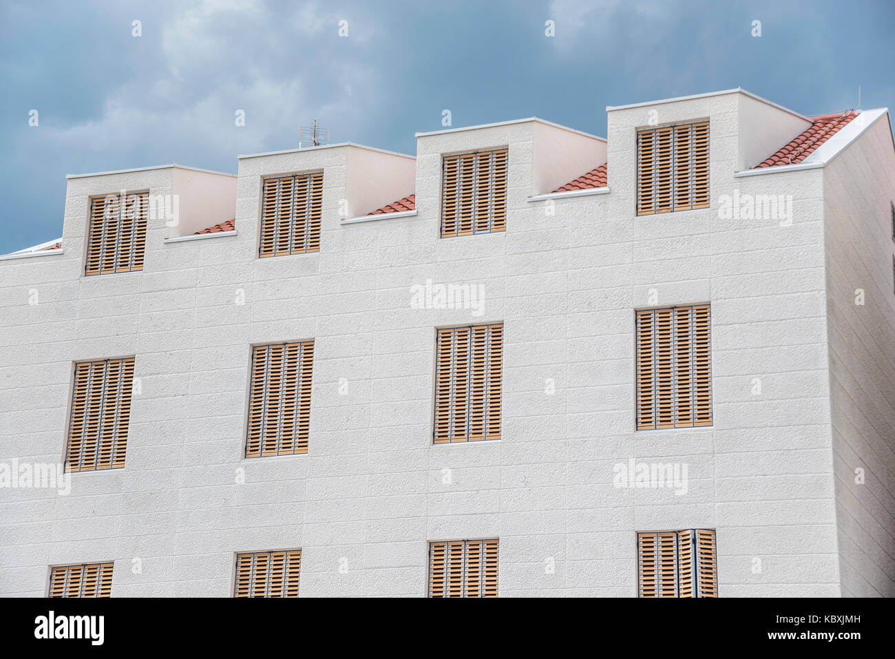 White building with beautiful windows Stock Photo - Alamy