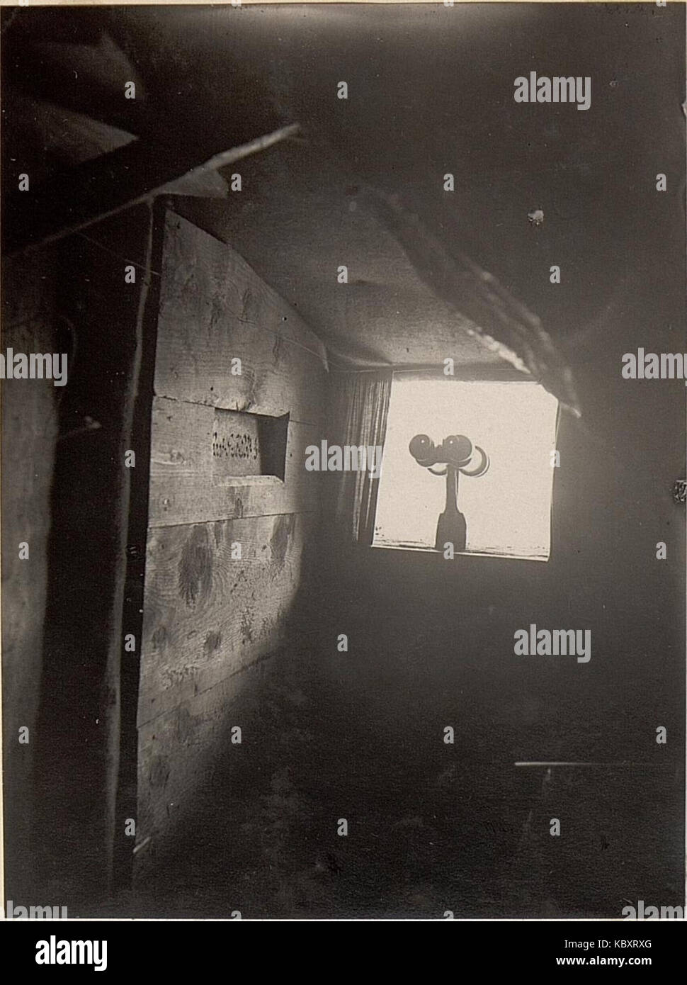 Inneres der Beobachter Kaverne. Aufgenommen am 17.IV.1916. (BildID ...