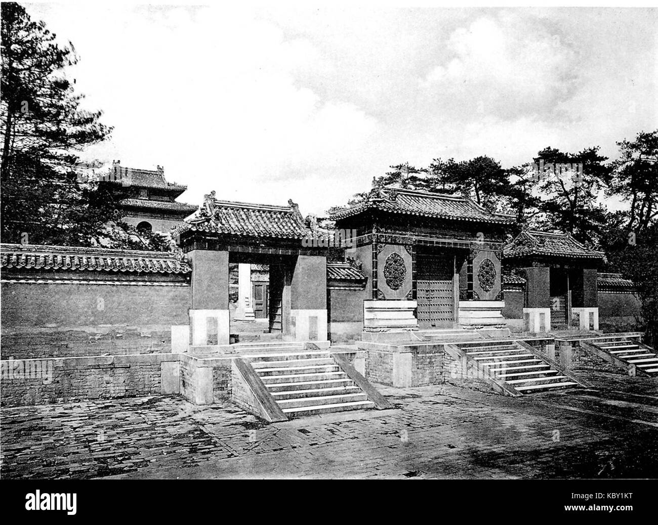 Grand architectural structure features Black and White Stock Photos ...