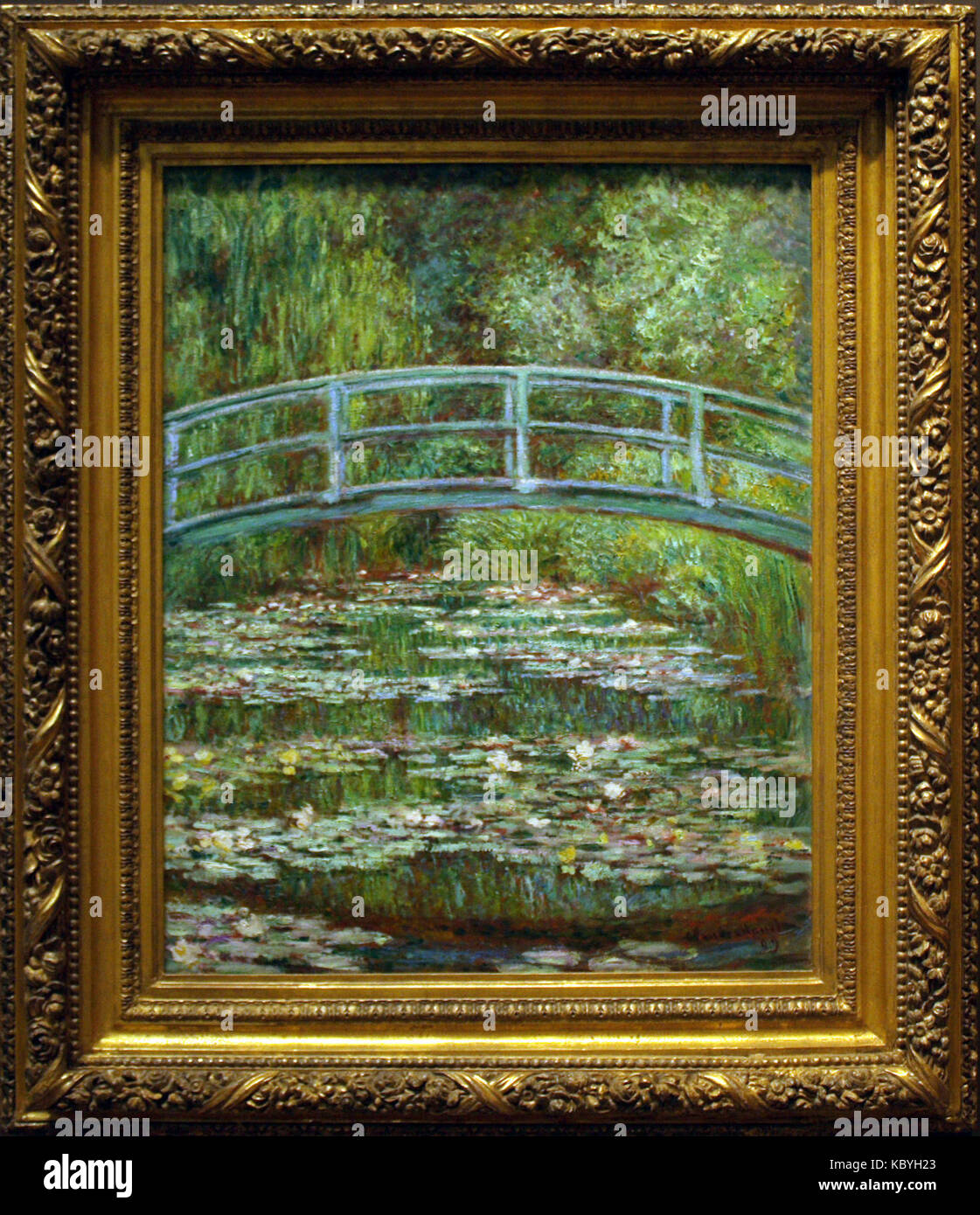 Bridge over a pond of water lilies hi-res stock photography and images ...