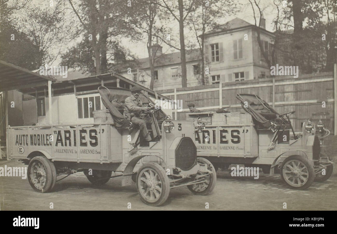 This image depicts a truck (camion) from 1910, likely a representation ...