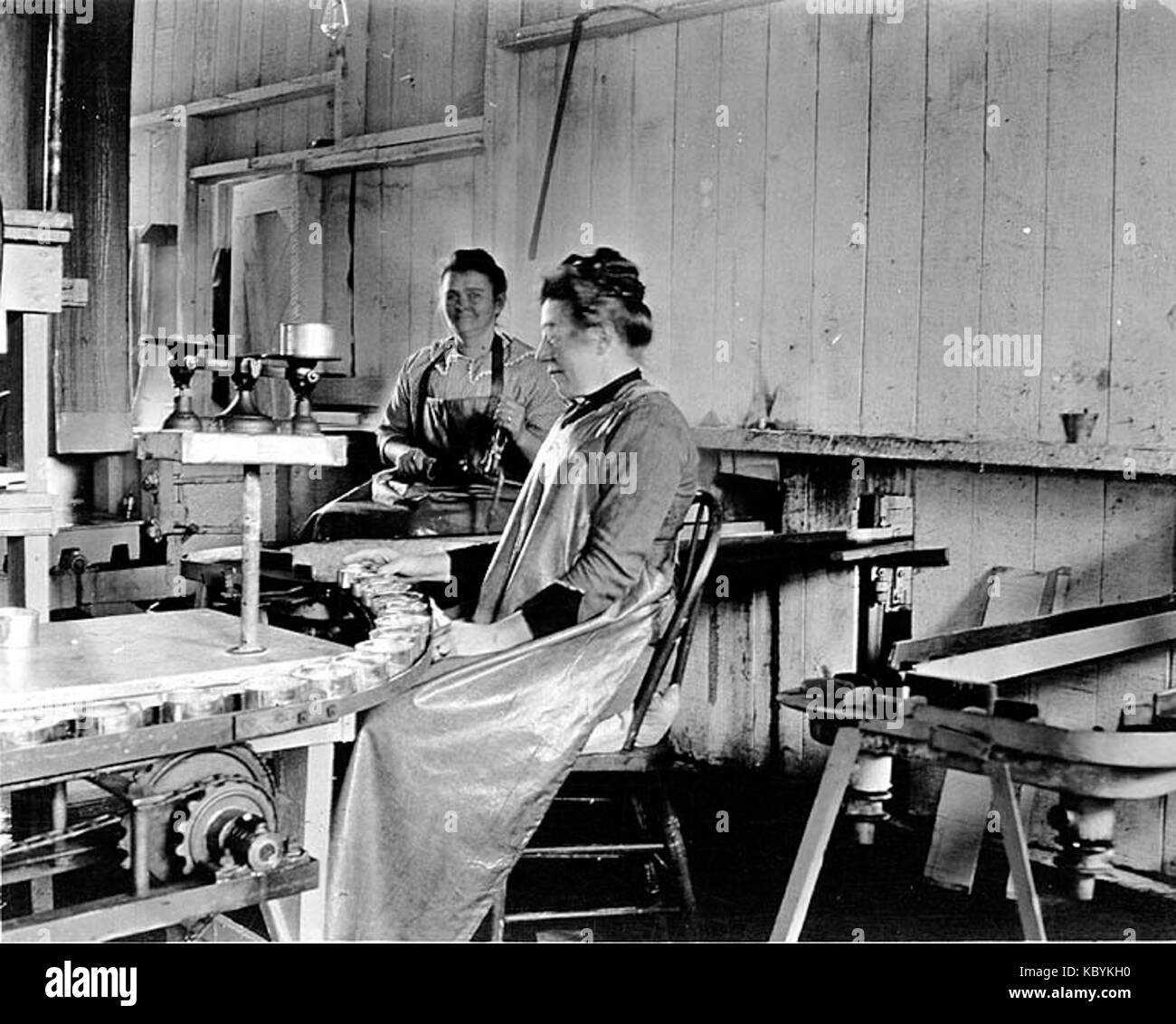 Cannery workers at the Sea Beach Packing Works, Copalis, Washington ...
