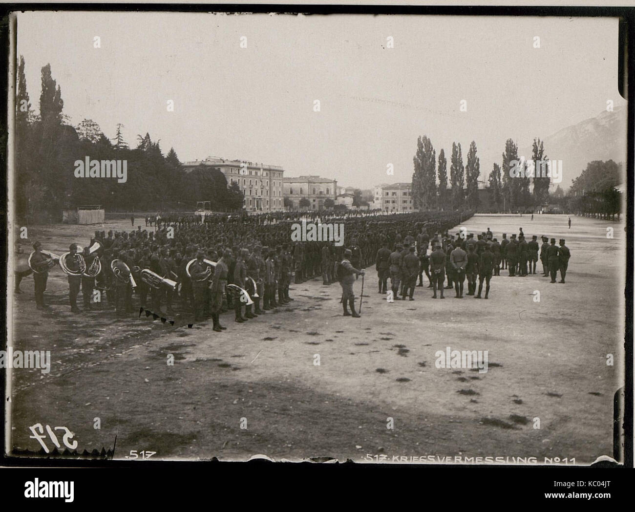 Parade des Infanterieregiments Nr. 59 vor Kaiser Karl in Trient (BildID ...