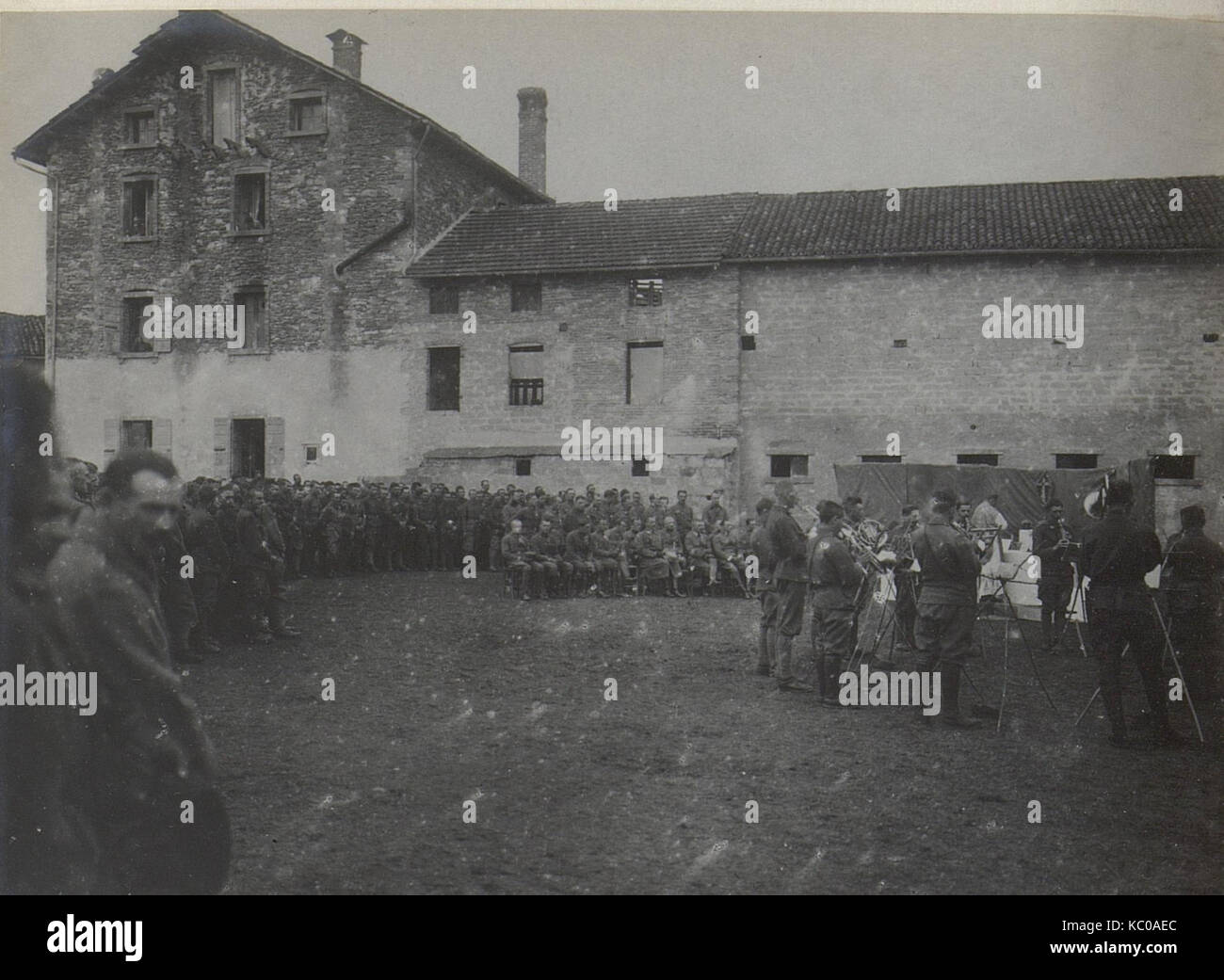 This image depicts a military field service (Feldgottesdienst) held by ...