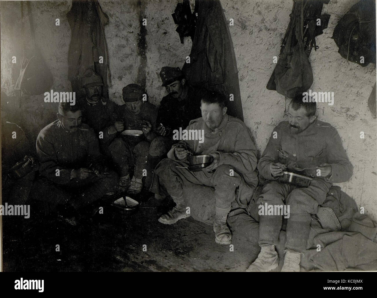 This image shows the 10th Infantry Division (10.ITD) during a training ...