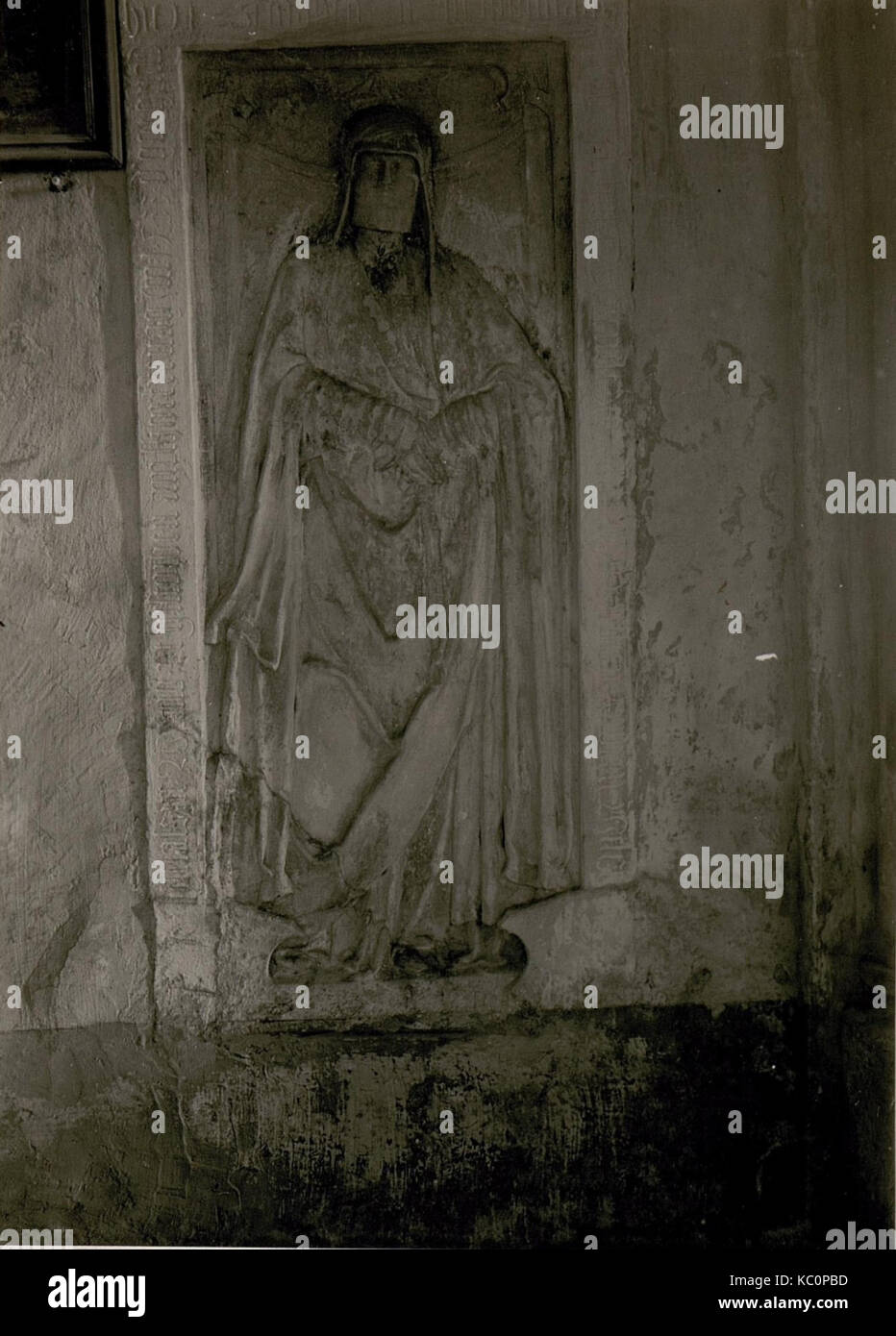 Stift Ebendorf, Grabstein im rechten Seitenstift. (BildID 15509291 ...