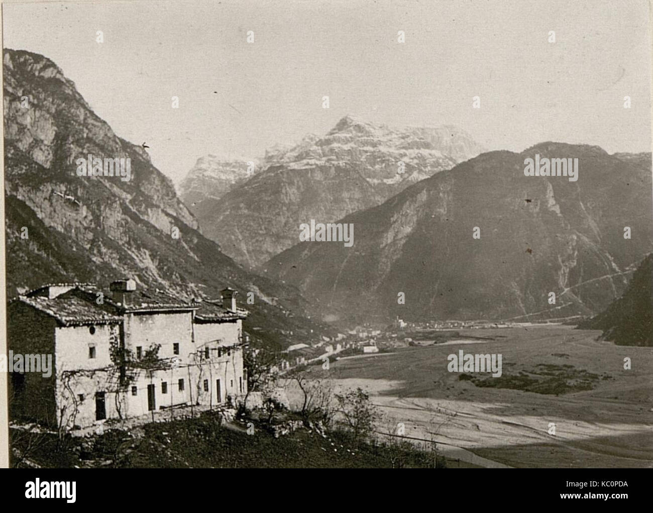 Blick von der Festung Chiusaforte gegen die Ortschaft Chiusaforte ...