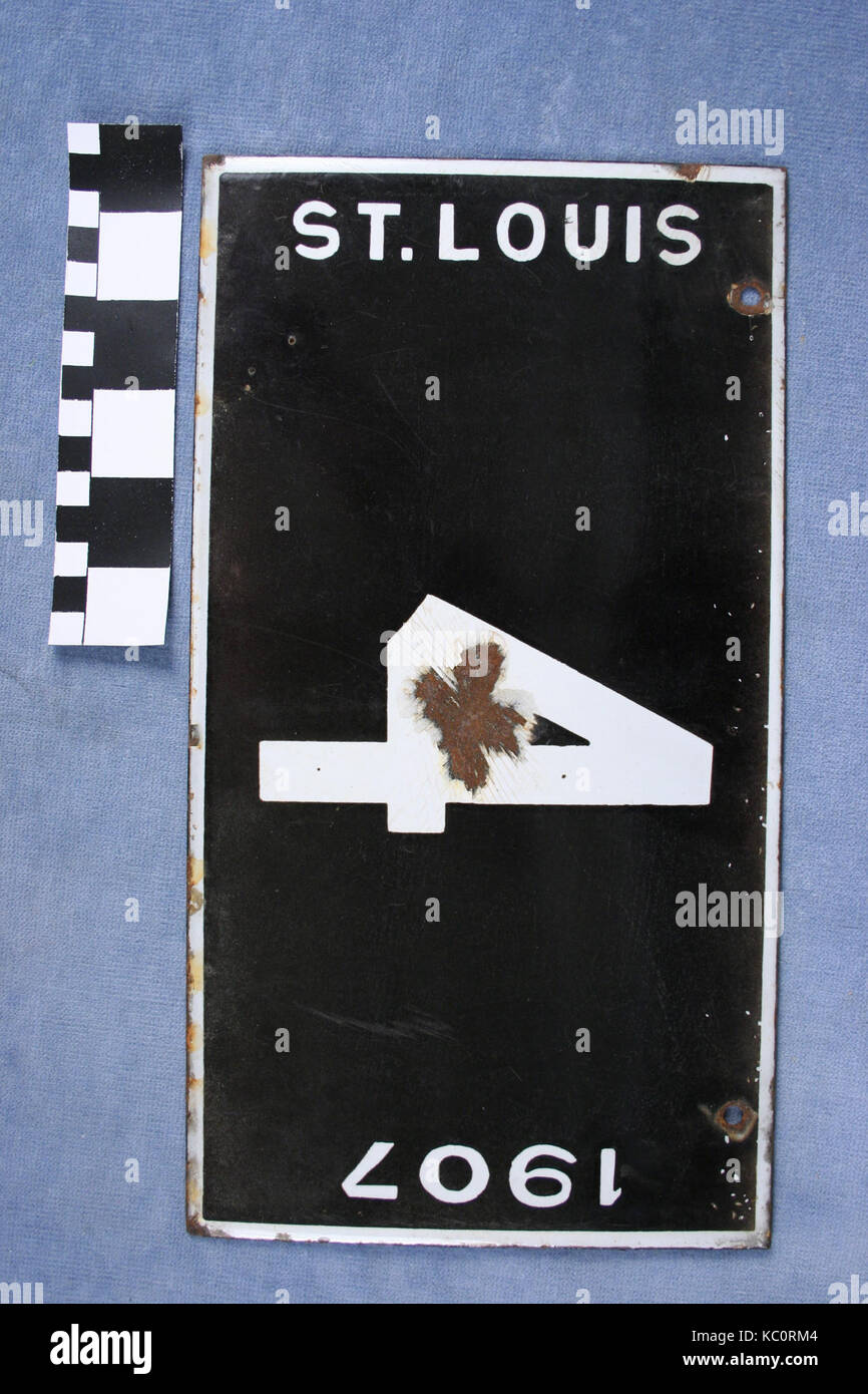1907 St. Louis Enameled Metal License Plate Stock Photo - Alamy