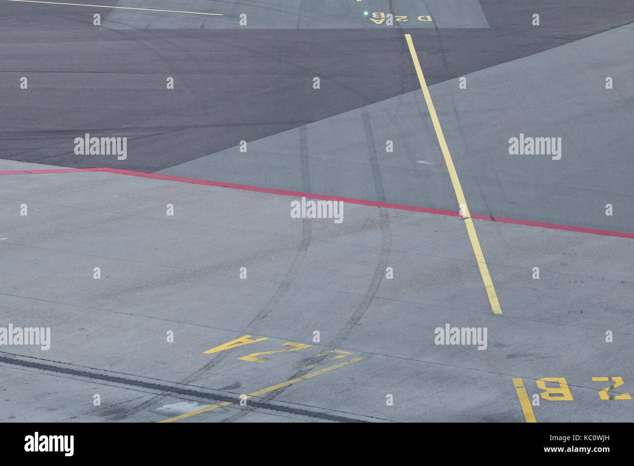 Yellow runway markings hi-res stock photography and images - Alamy